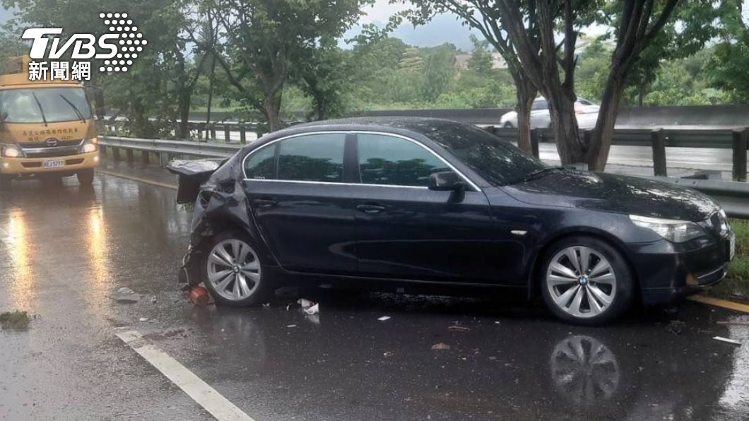 疑天雨路滑！台78快速道路4車二度追撞 BMW屁股慘被削│TVBS新聞網