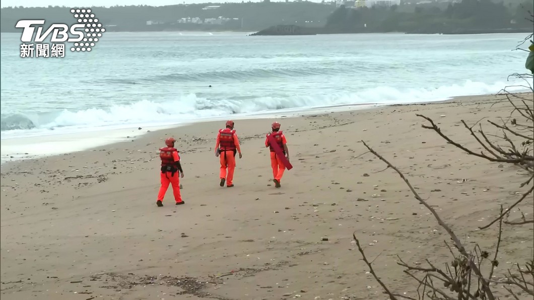 站不穩！墾丁風雨增強遊客提早返家 店家生意掉1/3│TVBS新聞網