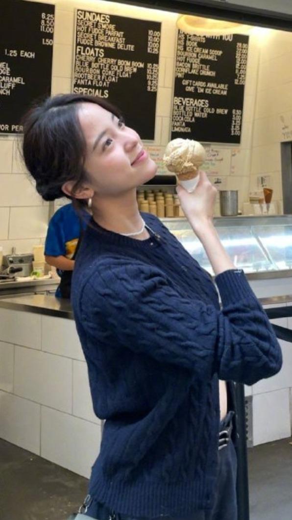 歐陽娜娜脫了！穿「激短白色Bra」曬春光 邪惡視角辣翻18萬人│TVBS新聞網