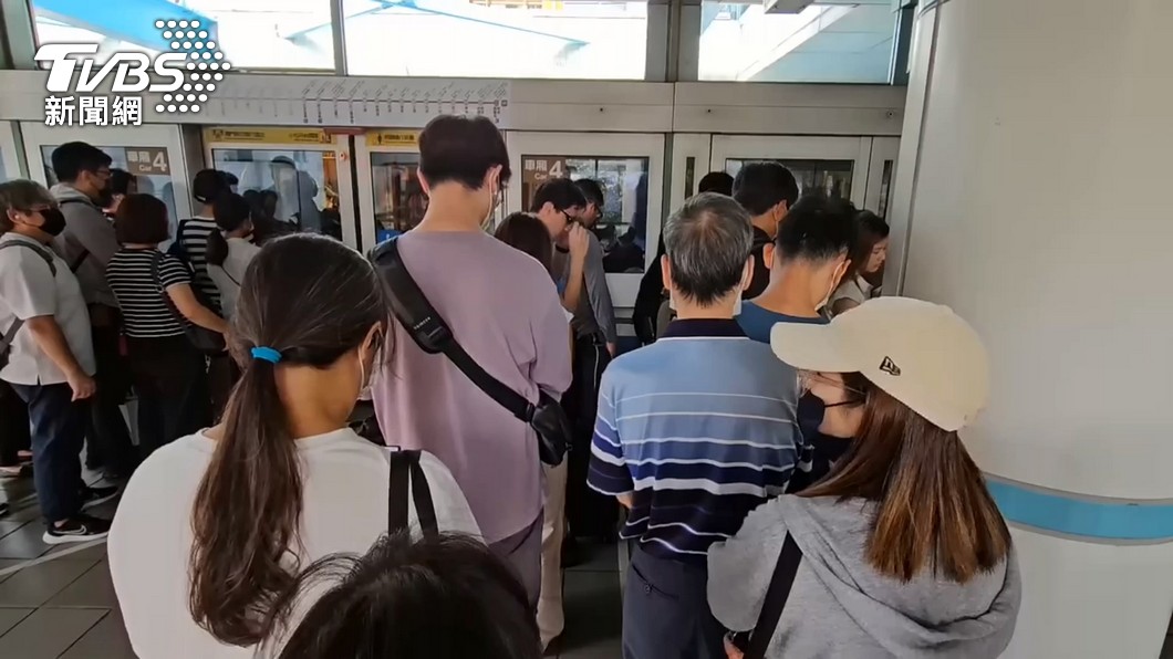 劍南站車門故障警訊 260人全下車塞滿月台│TVBS新聞網