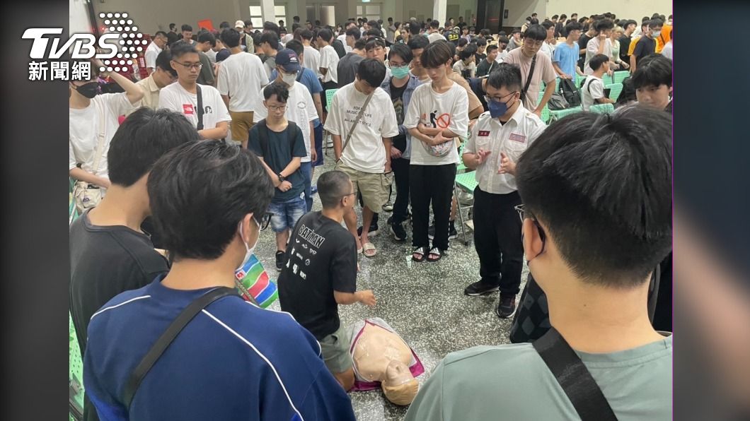 全面「心動」！落實全民皆兵 千名政大新生齊學CPR│TVBS新聞網