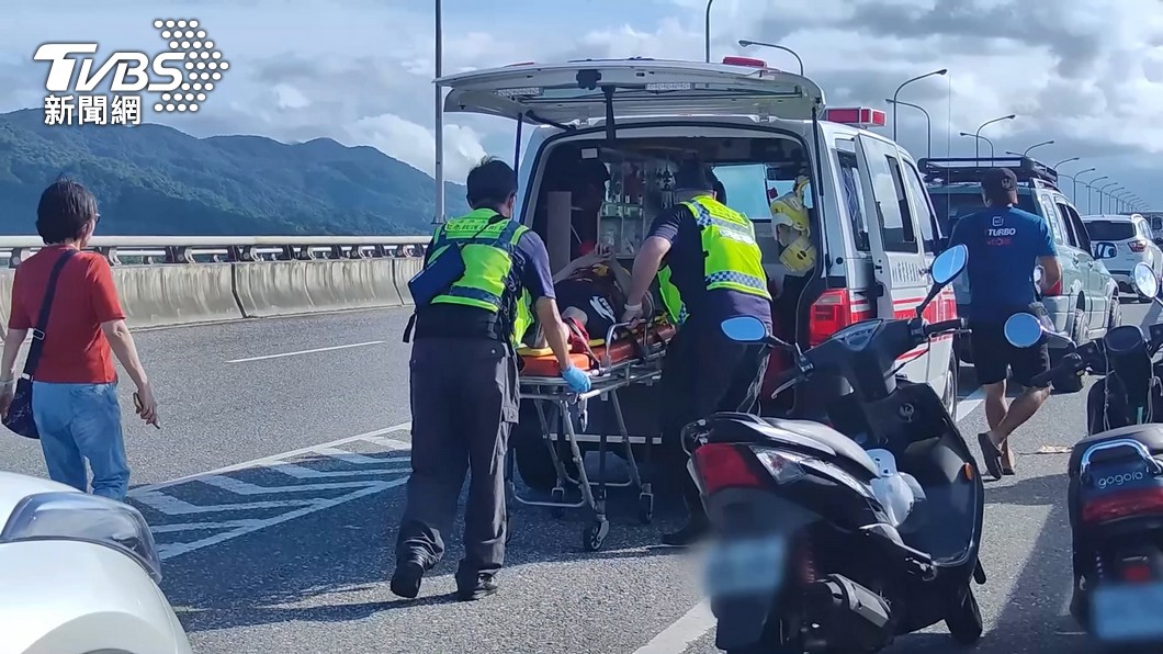 亂扔手機卻反悔 為撿回摔谷底靠它求救│TVBS新聞網