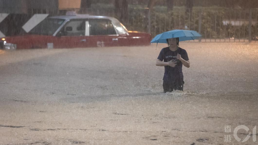 海葵餘威重創！香港爆「世紀雨災」黑色暴雨破139年紀錄│TVBS新聞網