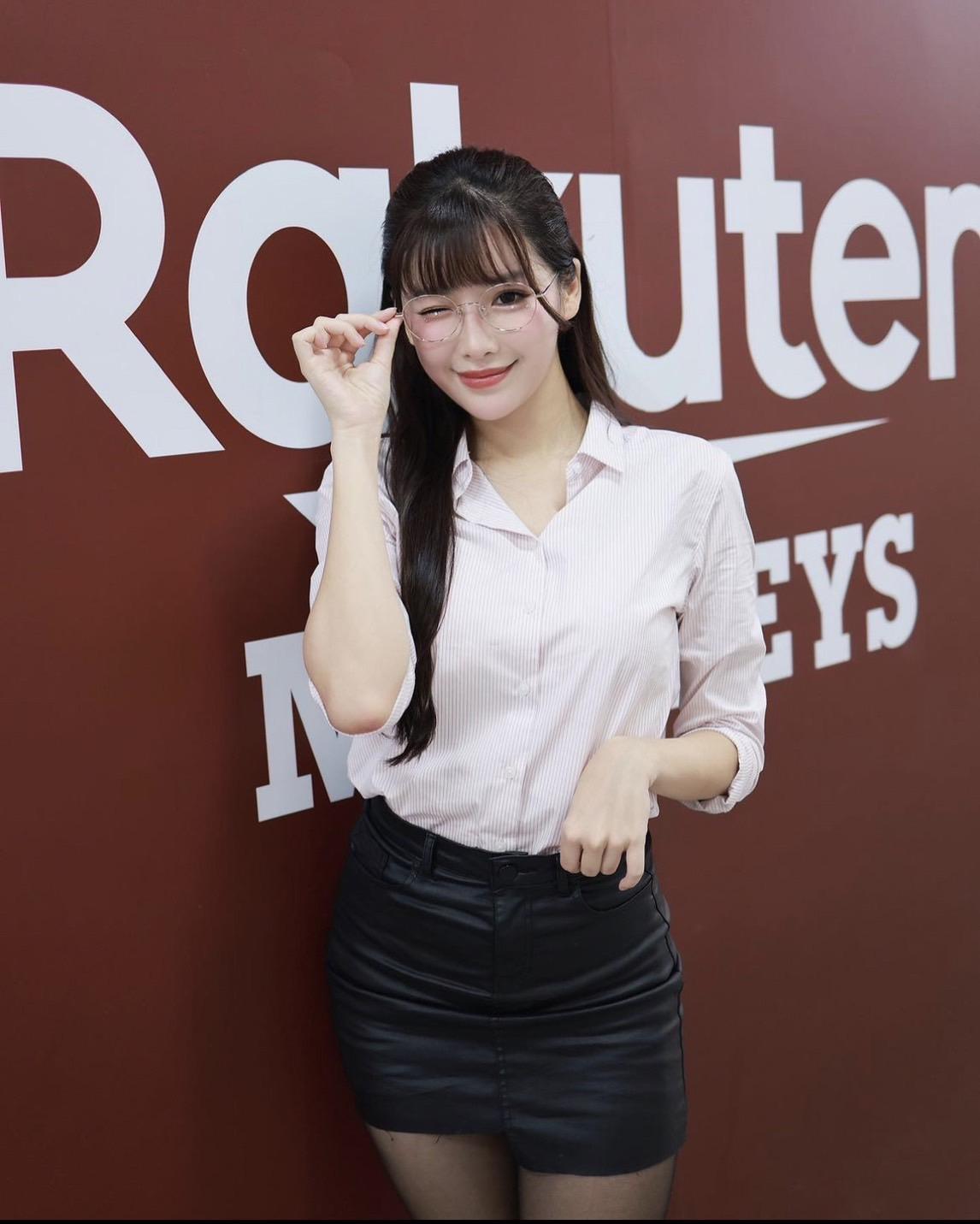 樂天女神穿「黑絲襪」上球場應援 肉色一片絕對領域全看光│TVBS新聞網