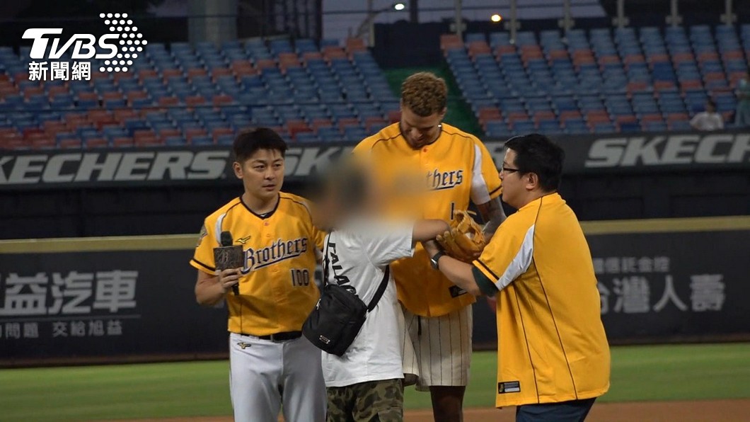 球迷亂入「熊抱」NBA球員小波特 遭壓制抬出場│TVBS新聞網