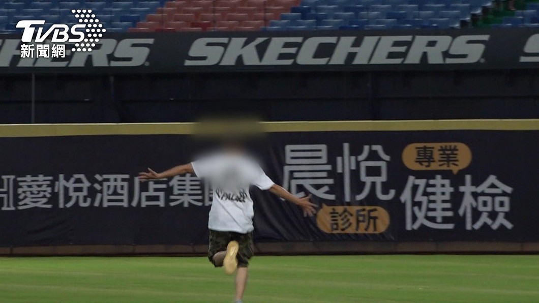 球迷亂入「熊抱」NBA球員小波特 遭壓制抬出場│TVBS新聞網