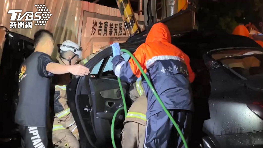 水漂效應釀禍！疑雨天視線差賓士失控 自撞電桿夫妻檔死亡│TVBS新聞網