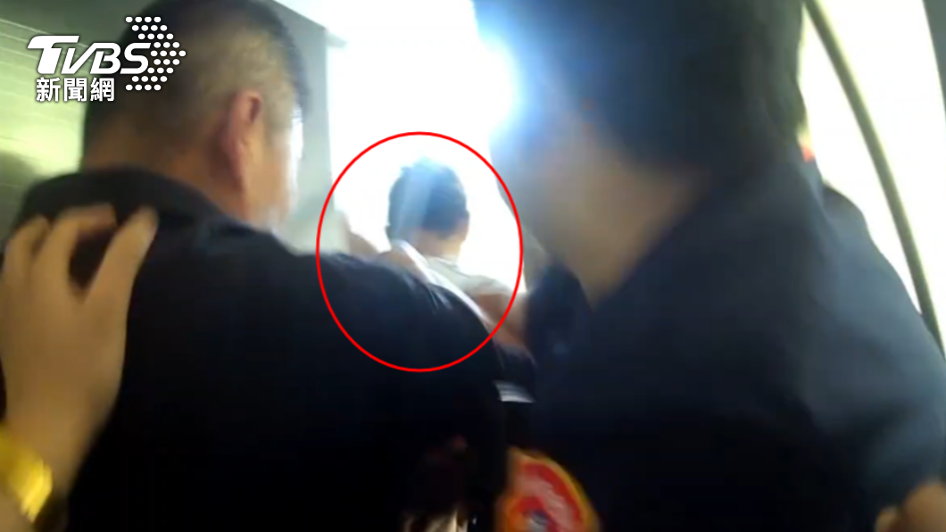 永和ATM噴漆怪客抓到了 見警發狂遭噴辣椒水壓制│TVBS新聞網