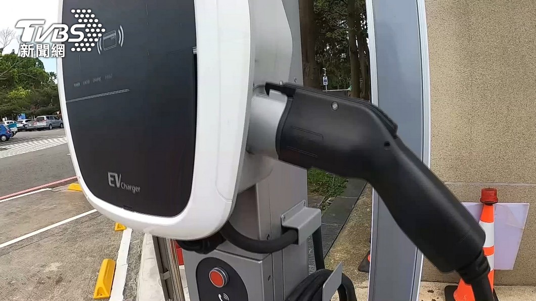 電動樁新科技！ 「移動充電機器人」隨call隨到│TVBS新聞網