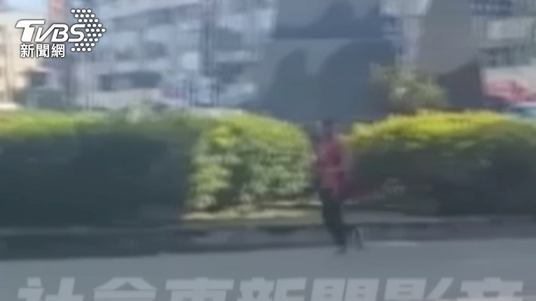 阿婆誤闖86快道暖心司機護送！女子快車道折返跑恐挨罰│TVBS新聞網