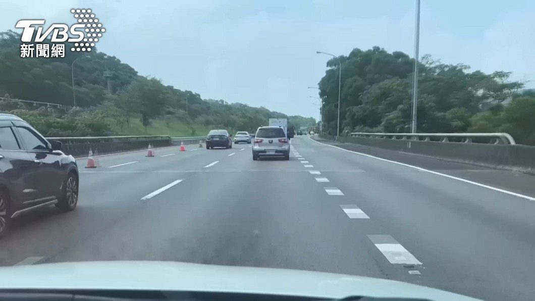 國道拋錨竟「推車」 已違規可罰3000到6000元│TVBS新聞網