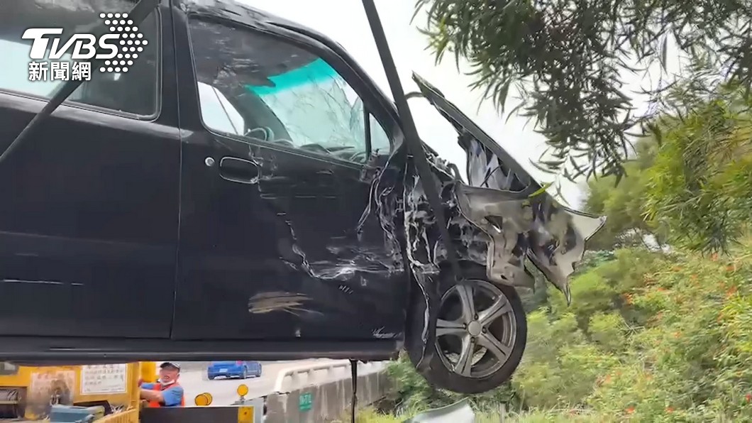 國道拋錨竟「推車」 已違規可罰3000到6000元│TVBS新聞網