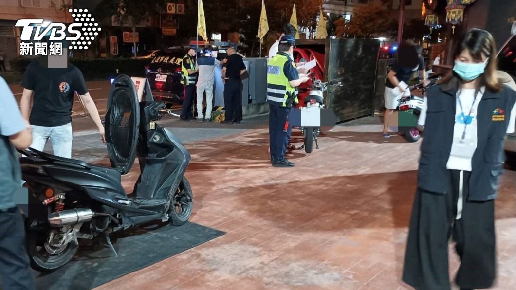 見警臨檢嚇壞！酒駕前科男心虛闖紅燈又急煞 現吞2罰單│TVBS新聞網