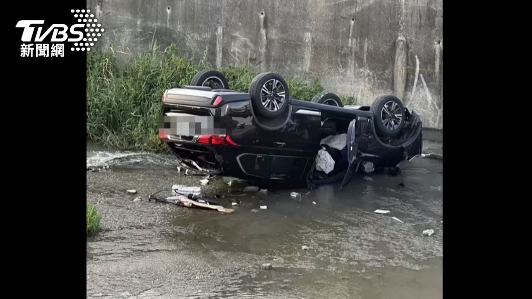 疑沒看到！2車路口撞 黑車翻進水溝「四腳朝天」│TVBS新聞網
