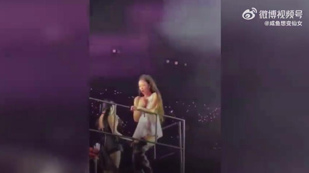 BLACKPINK最終場出事！攝影師「摔落舞台階梯」 驚悚畫面曝│TVBS新聞網