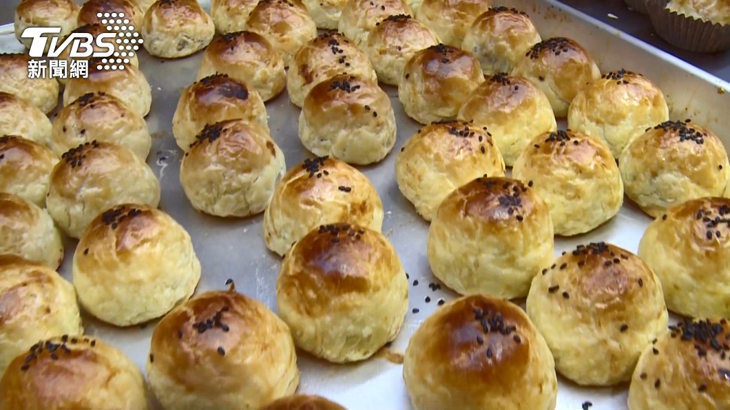 蛋黃酥大富翁！全家狂call六萬通 預購搶1500顆│TVBS新聞網