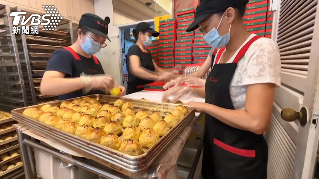 蛋黃酥大富翁！全家狂call六萬通 預購搶1500顆│TVBS新聞網