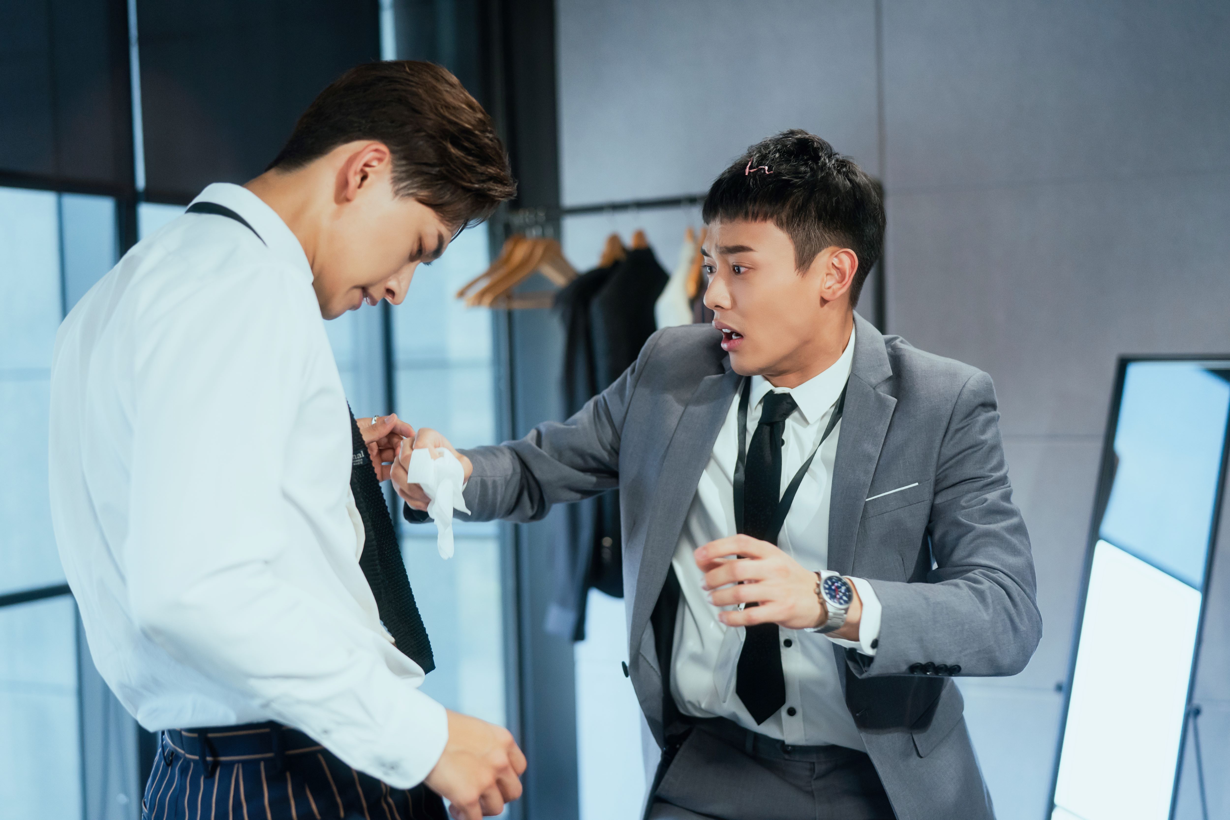 BL劇雙帥爆「互傳裸照」！毛祁生猛肌太可口 蕭鴻情不自禁偷摸│TVBS新聞網