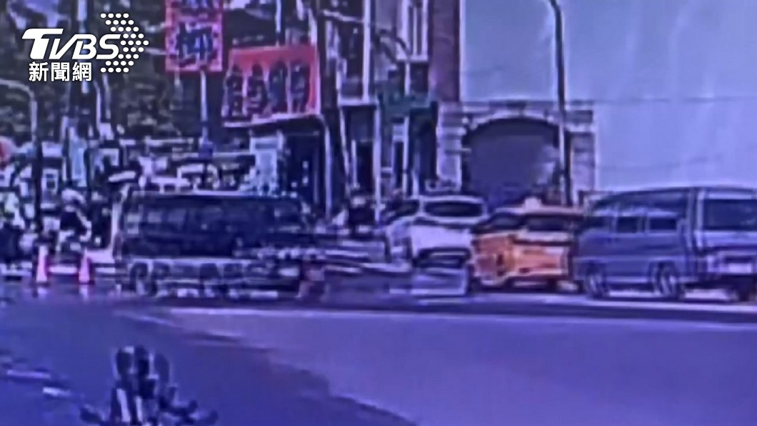 水管爆狂噴！ 工人空閒時間就地SPA沖涼│TVBS新聞網