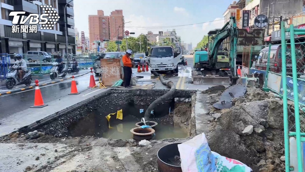 水管爆狂噴！ 工人空閒時間就地SPA沖涼│TVBS新聞網