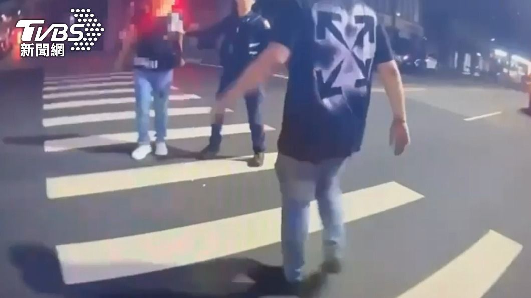 只因這句話！6男馬路口火爆互毆 下場全進了警局│TVBS新聞網