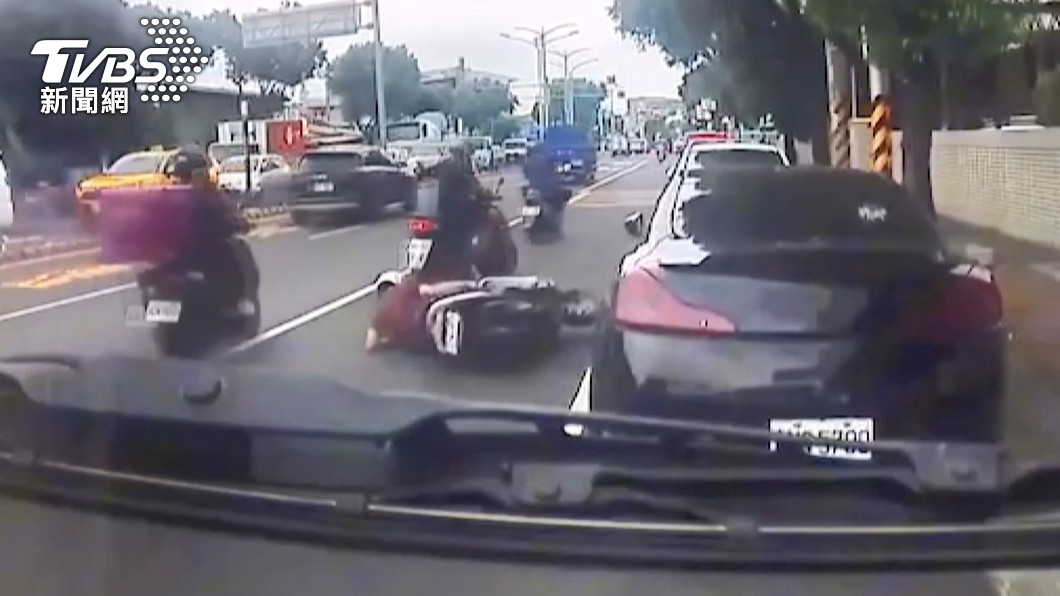 你的車耶！婦「分心」撞車落跑 車主被tag才知│TVBS新聞網
