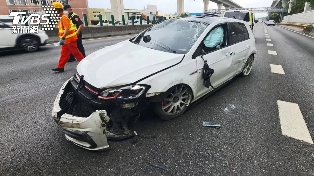 什麼聲音！ 後車突竄出失控撞護欄翻滾│TVBS新聞網