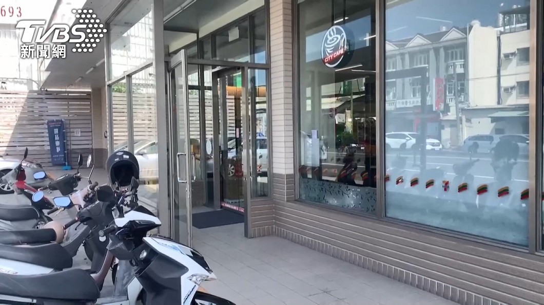 警休假驚覺怪怪的！ 抓車手超商「印假證件」│TVBS新聞網