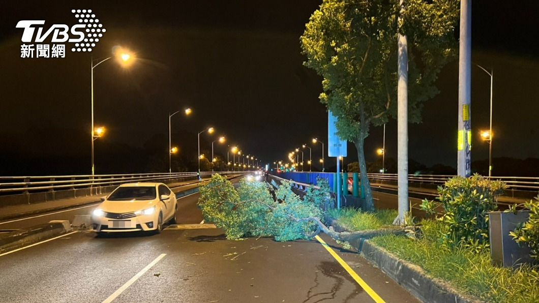 狂犬發威！彰化平交道警衛亭被颱風吹走 眾人hold住繩索加固│TVBS新聞網