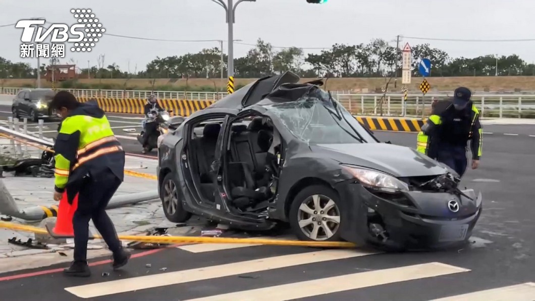 颱風天安平觀浪！回程風大自撞路燈 19歲駕駛不治│TVBS新聞網