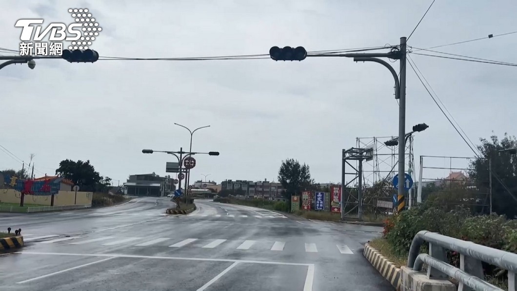 嘉縣沿海「鹽塵害」停電！ 村民怒騎車衝撞台電人員│TVBS新聞網