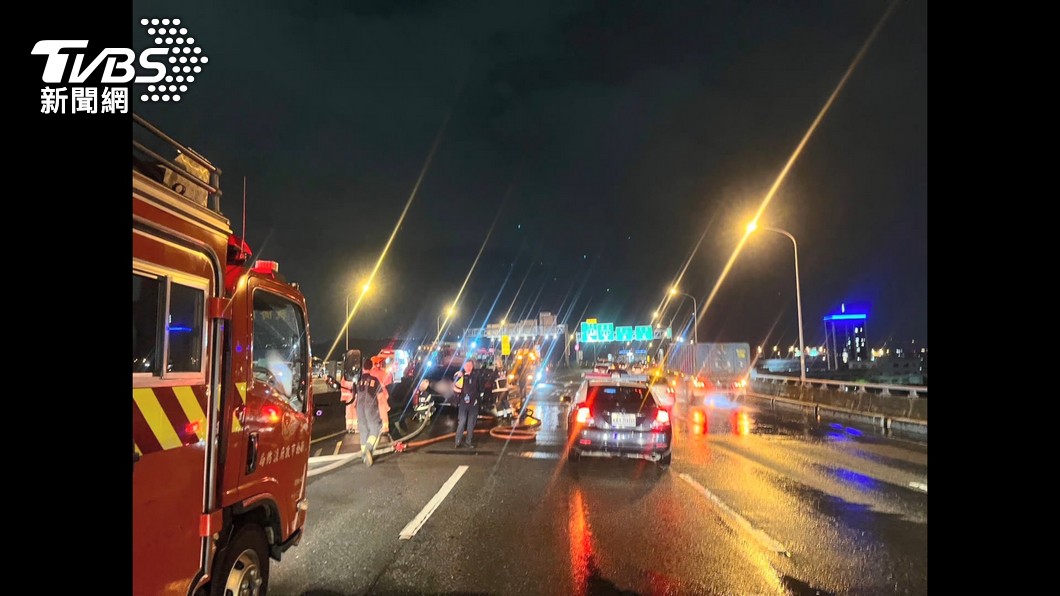 開到一半突傳爆炸聲！台65火燒車4人逃生│TVBS新聞網