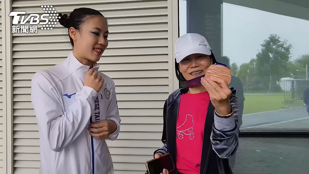 花滑奪金！ 洪筱晴哽咽：希望天上爸爸有看到│杭州亞運│花式滑輪溜冰│中華隊│TVBS新聞網