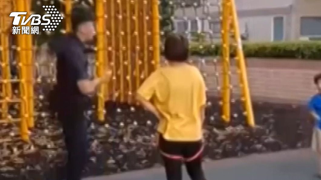 又是你們！才為公園器材爭吵 又扔鞋襲擊│體育場│動手動腳│報案│TVBS新聞網