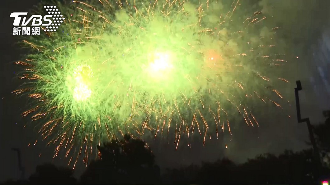 說好的8點呢？ 國慶煙火「提早20分鐘」引民怨│TVBS新聞網