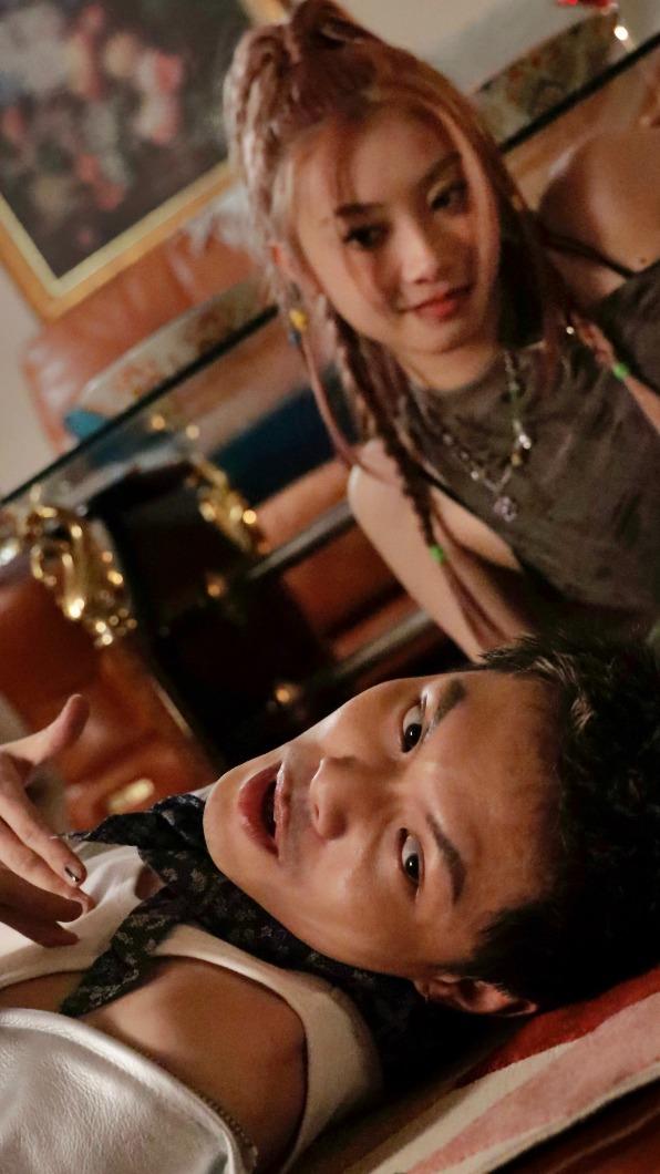 「黑曜睛靈」名慧、依沛公費戀愛被抓包 拍MV吃苦頭：演員好難當│TVBS新聞網