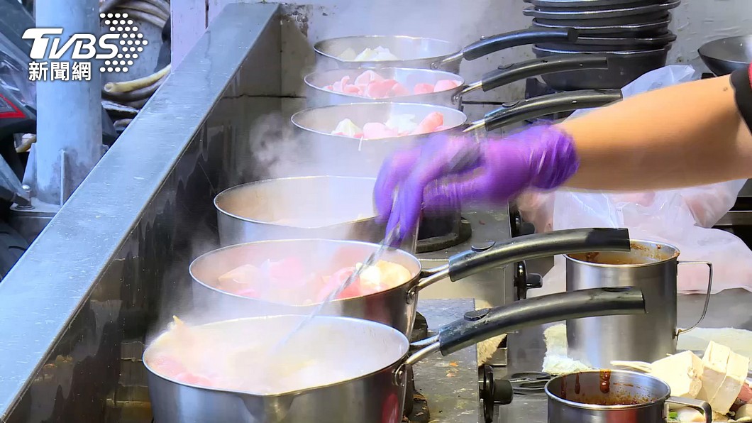 不是芝麻！ 臭臭鍋漂一堆「螞蟻」民眾嚇壞作嘔│TVBS新聞網