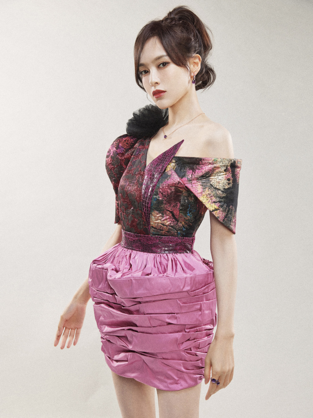 39歲女神爆受傷！片場「骨裂急送醫」 拄拐杖硬撐畫面流出│TVBS新聞網