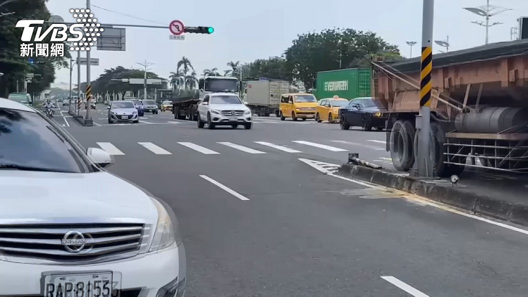 這裡時常發生自撞車禍！ 苦主「防撞桿」已被撞斷30次│TVBS新聞網