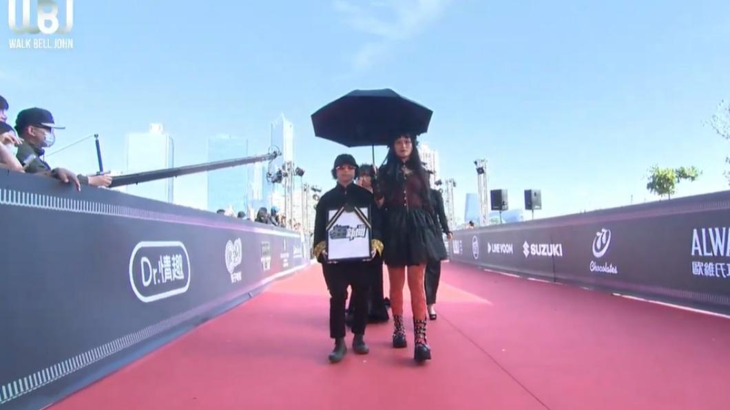 走鐘獎紅毯「驚見遺照」變告別式！狂新聞哀戚全身黑 網：R.I.P.│TVBS新聞網