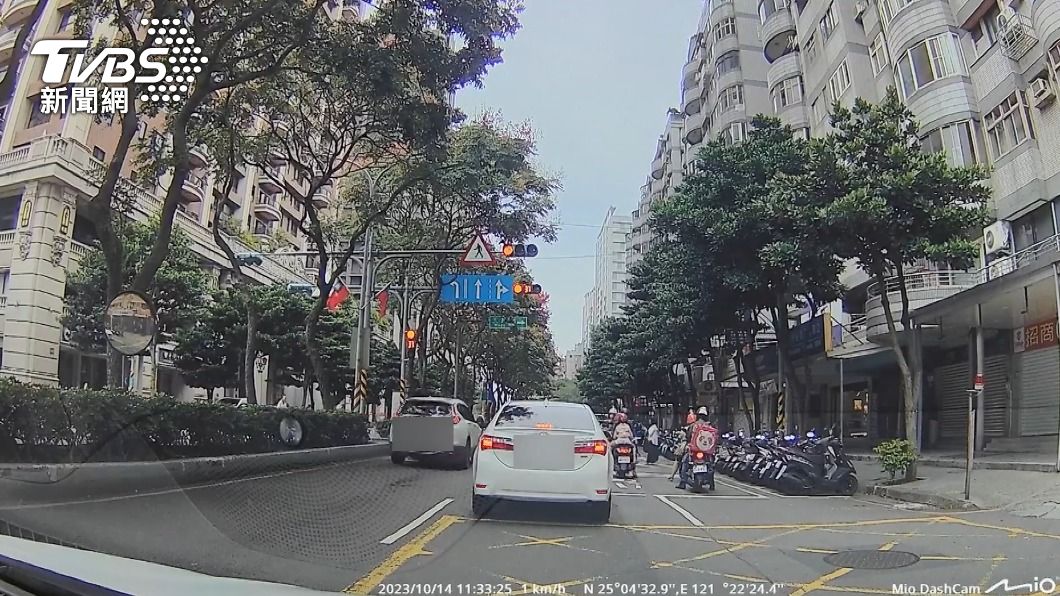 有這麼趕？汽車闖紅燈 4歲童過馬路遭撞倒│TVBS新聞網