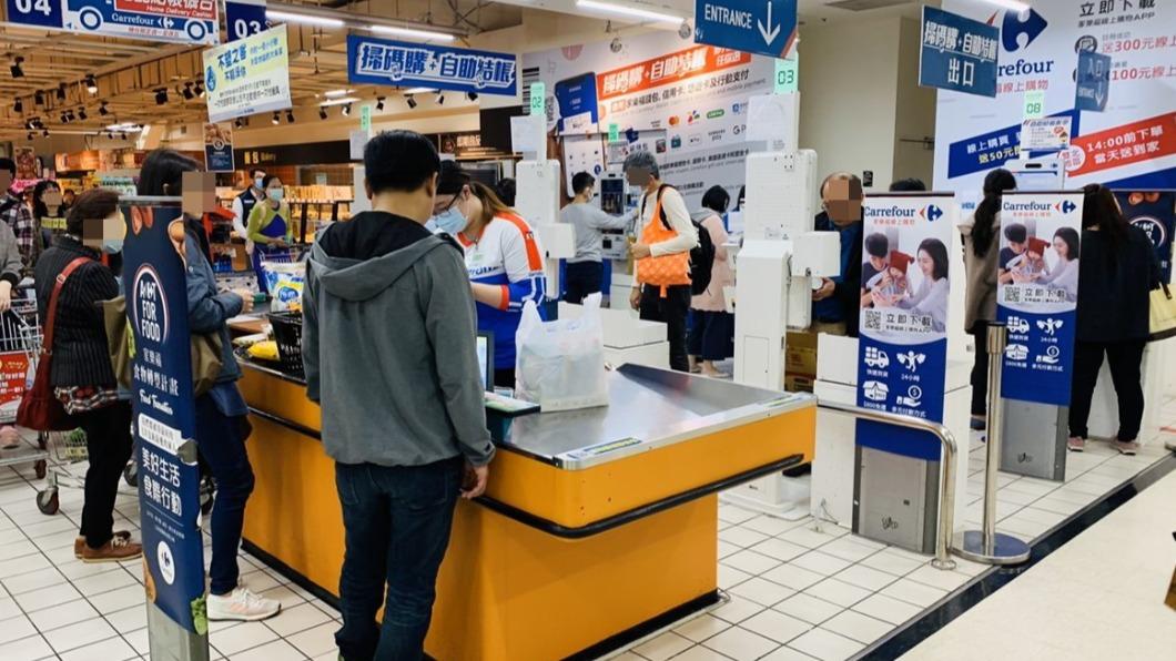 搶3C市場！迪士尼iPhone 15周邊限時優惠 家樂福也推買1送1克│TVBS新聞網