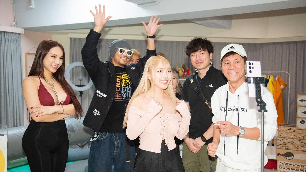 網紅爆恩愛對象30公分！同框兇猛AV女優炸豐滿 他躺胸爽讚Q彈│TVBS新聞網