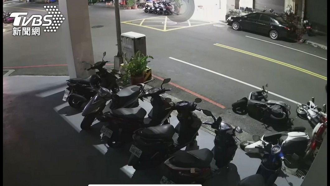 嘸牌難抓！電動輔助車撞3車肇逃 警電眼揪出人│TVBS新聞網