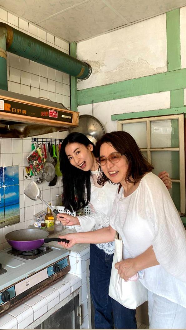 大久保麻梨子展孝心攜母遊台劇景點 見郭富城海報伸手擺經典POSE│俗女養成記│台南│斯卡羅│TVBS新聞網