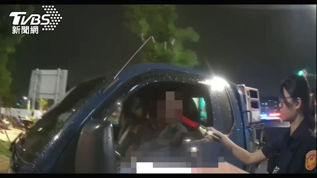 壓力大灌威士忌！醉嬤無照載孫又闖燈 酒測值0.95嚇壞警│TVBS新聞網
