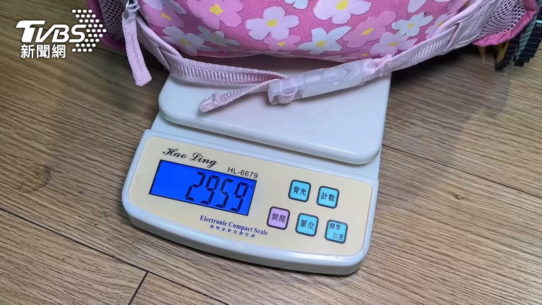 好重！學童書包重逾10kg！ 教育局長「拎不動」│TVBS新聞網