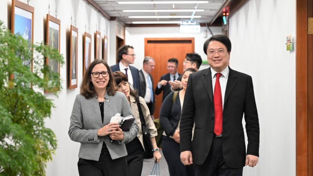 會見AIT主席羅森柏格 林右昌請他吃這台灣點心│TVBS新聞網