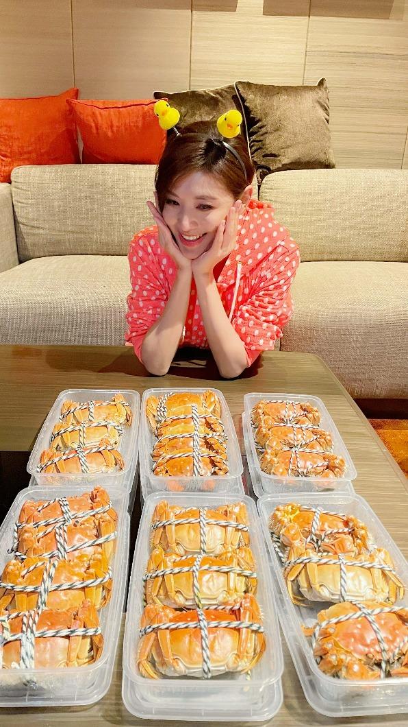 嚇壞！玉女歌手慶53歲生日照流出 真實樣貌美成這樣│TVBS新聞網