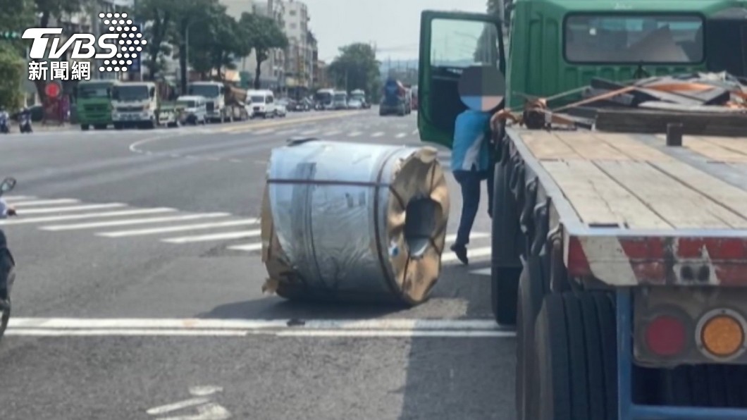 嚇歪！巨大鋼捲離「車」出走砸落 駕駛最高挨罰1萬8│TVBS新聞網